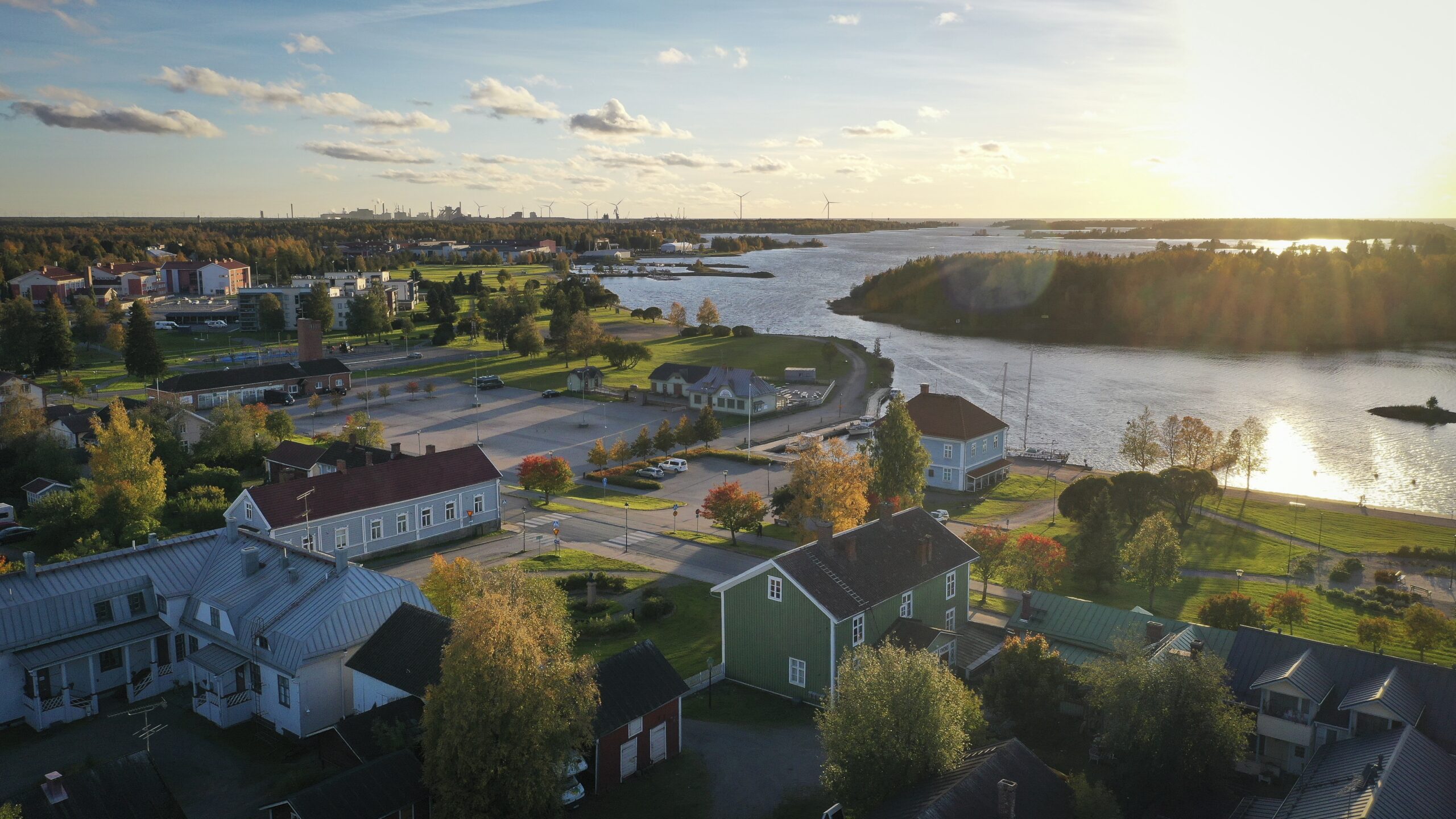 Ilmakuva: kesäinen auringonlasku Raahessa – rannan talot ja saaristo ...