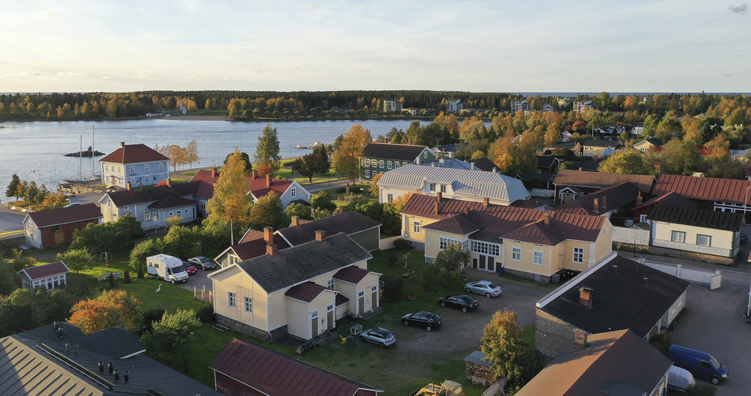 Ilmakuva: Raahen vanha kaupunki värikkäässä syysasussaan - Visual Finland