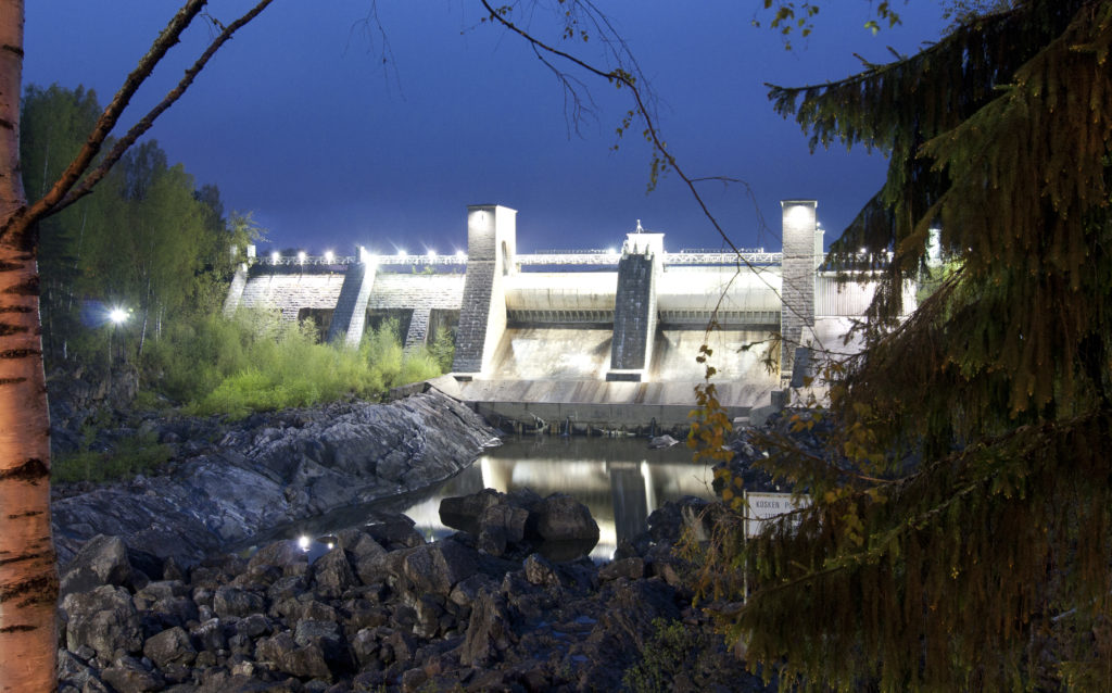 Imatrankosken pato upeassa valaistuksessa - Imatra | Visual Finland