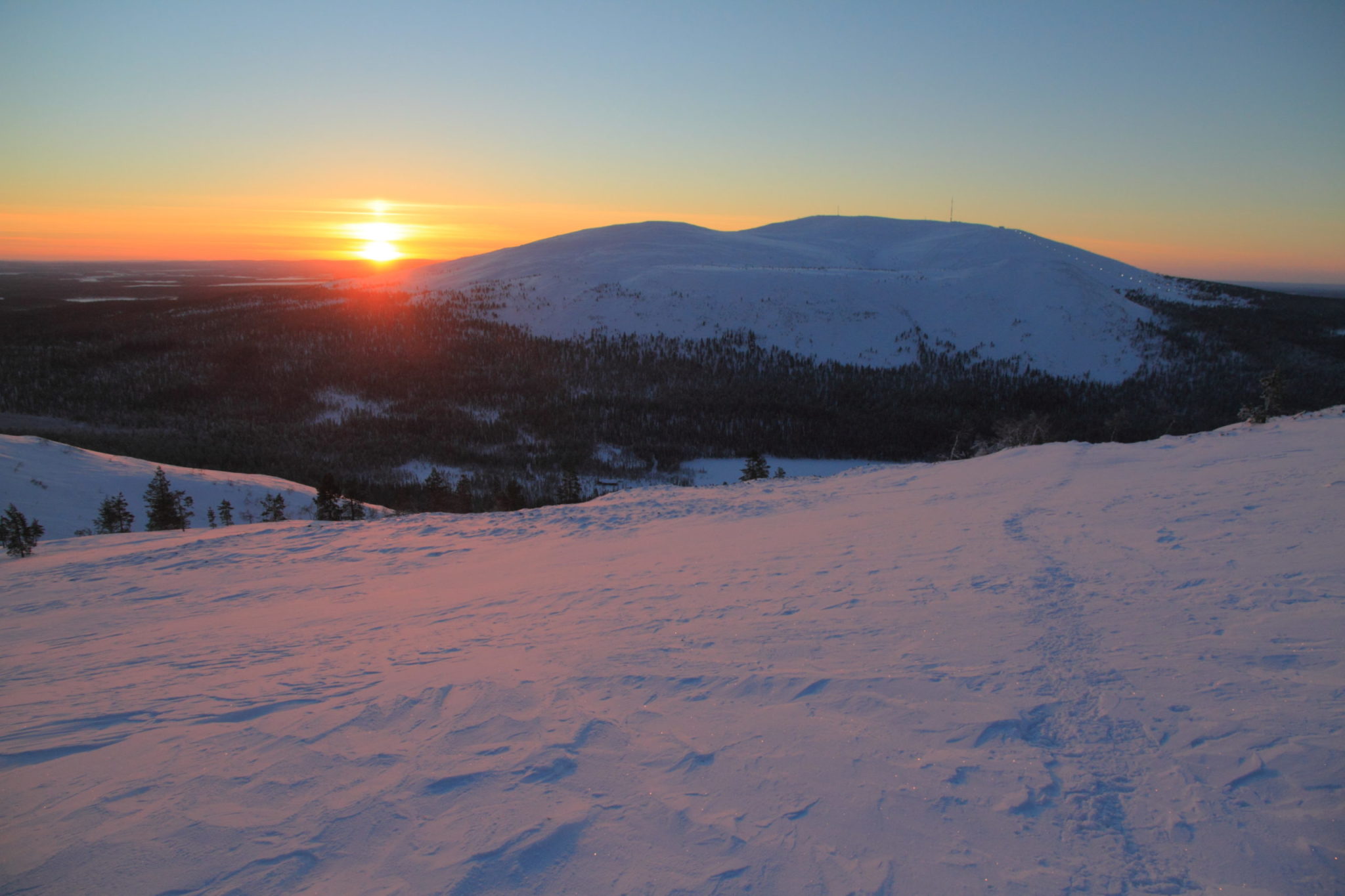Auringonlasku Ylläksellä - kauniit tunturit horisontissa - Visual Finland