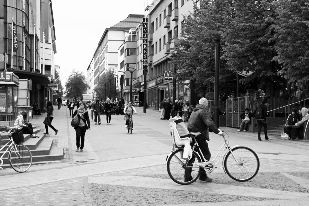 Kuva: Jyväskylän Kompassi - pyöräilijä keskellä katua - Visual Finland