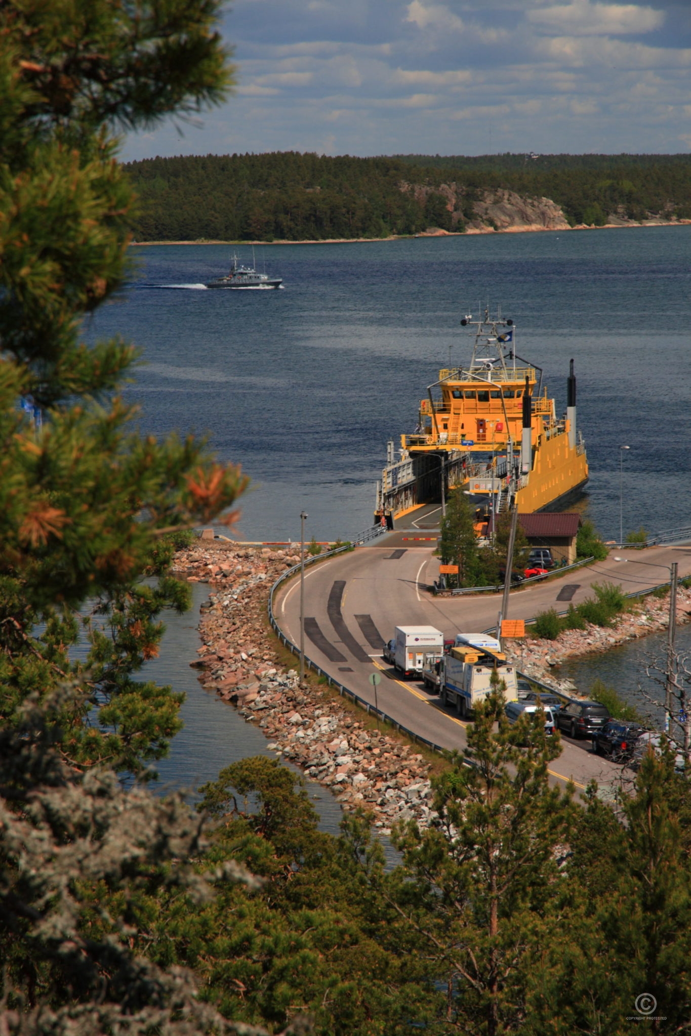 Lautta Nauvon satamassa: autot odottavat lähtöä Paraisille - Visual Finland