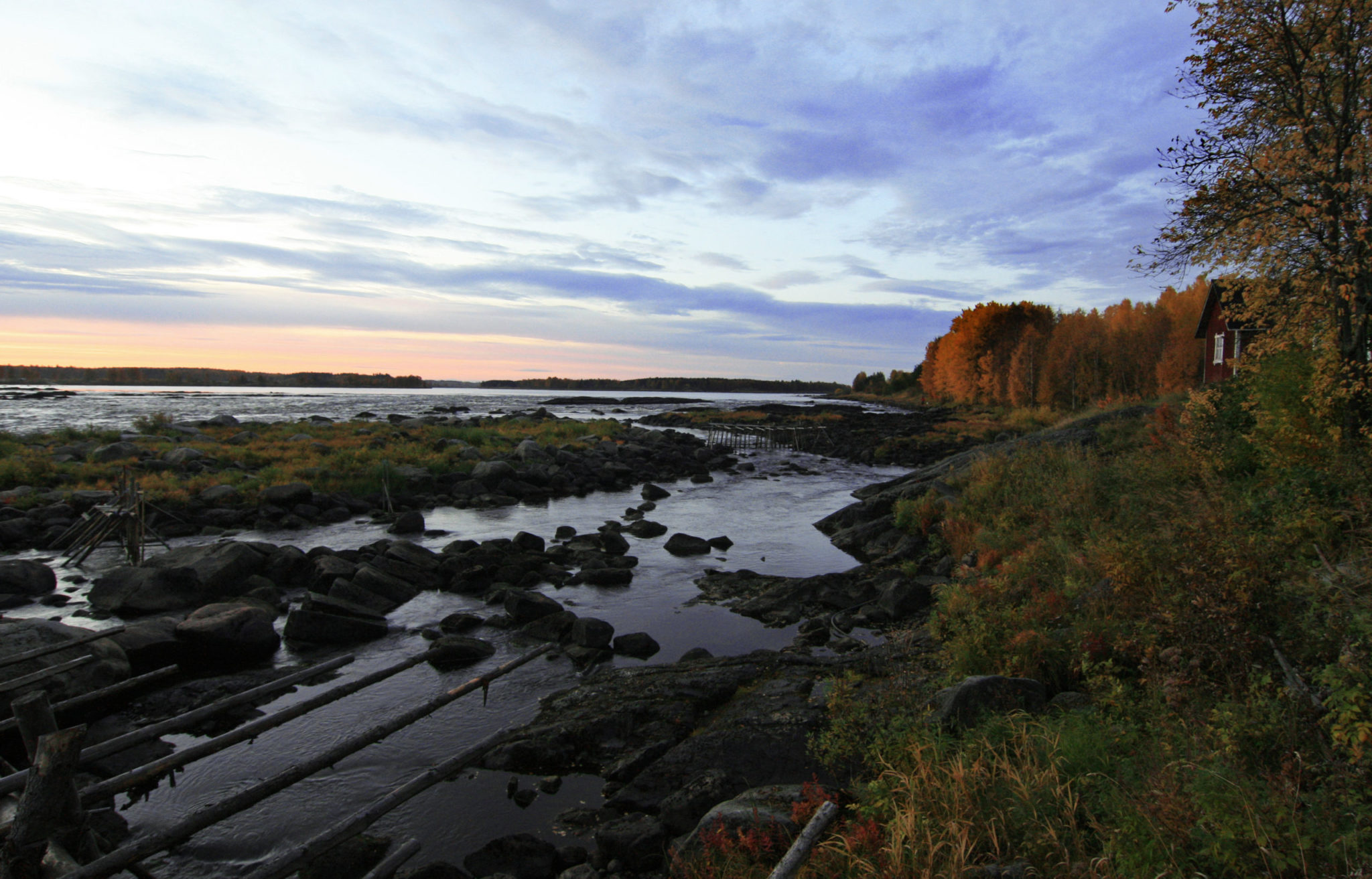 Kuva: auringonlasku Kukkolankoskella - Tornionjoen ruska parhaimmillaan ...