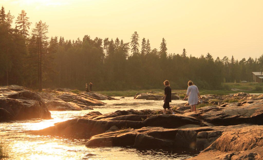 Kuva: kaunis kesäilta Koitelinkoskella Kiimingissä - lapset joen ...