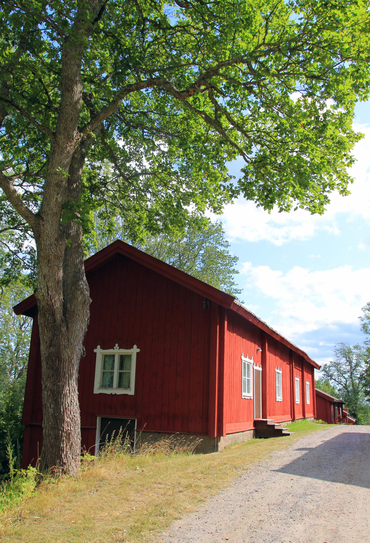 Punainen rakennus puun alla, Fagervikin ruukki | Visual Finland