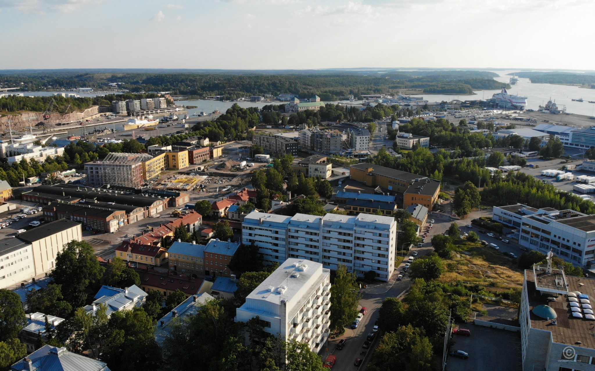 Ilmakuva: Turku kesällä - taustalla Turun linna ja satama - Visual Finland