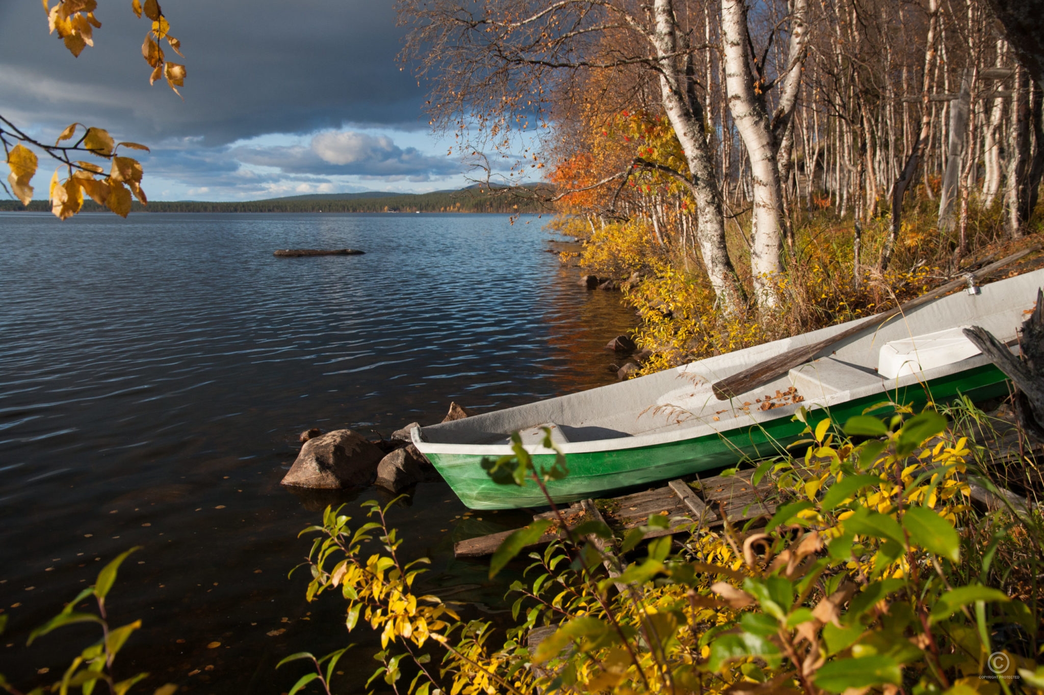Kuva: vene Jerisjärven rannalla - Pallastunturit taustalla - Visual Finland